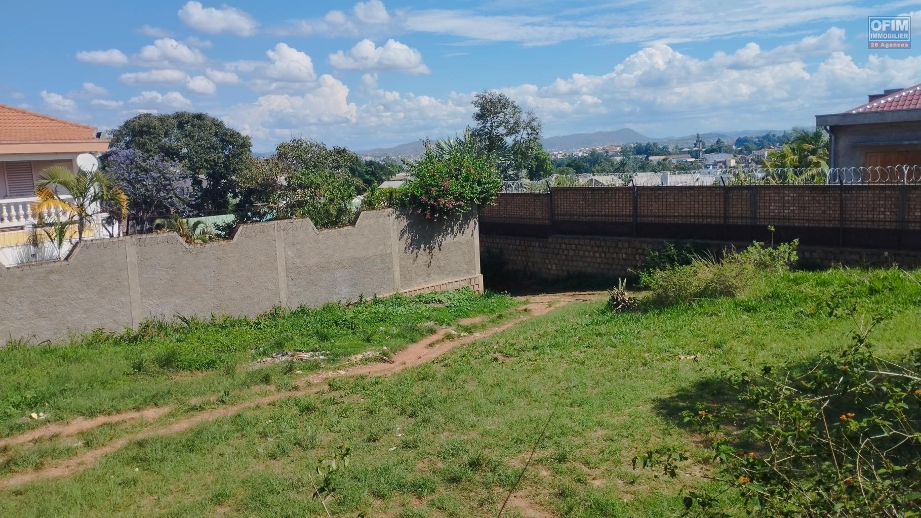 Vente - Terrain - ANTANANARIVO (TANANARIVE) - Beau terrain de 900 m2 avec une vue dégagée ...