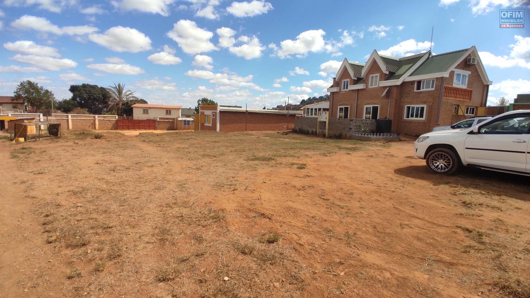 Vente - Terrain - ANTANANARIVO (TANANARIVE) - vente d'un beau terrain entièrement clos de 3000 ...